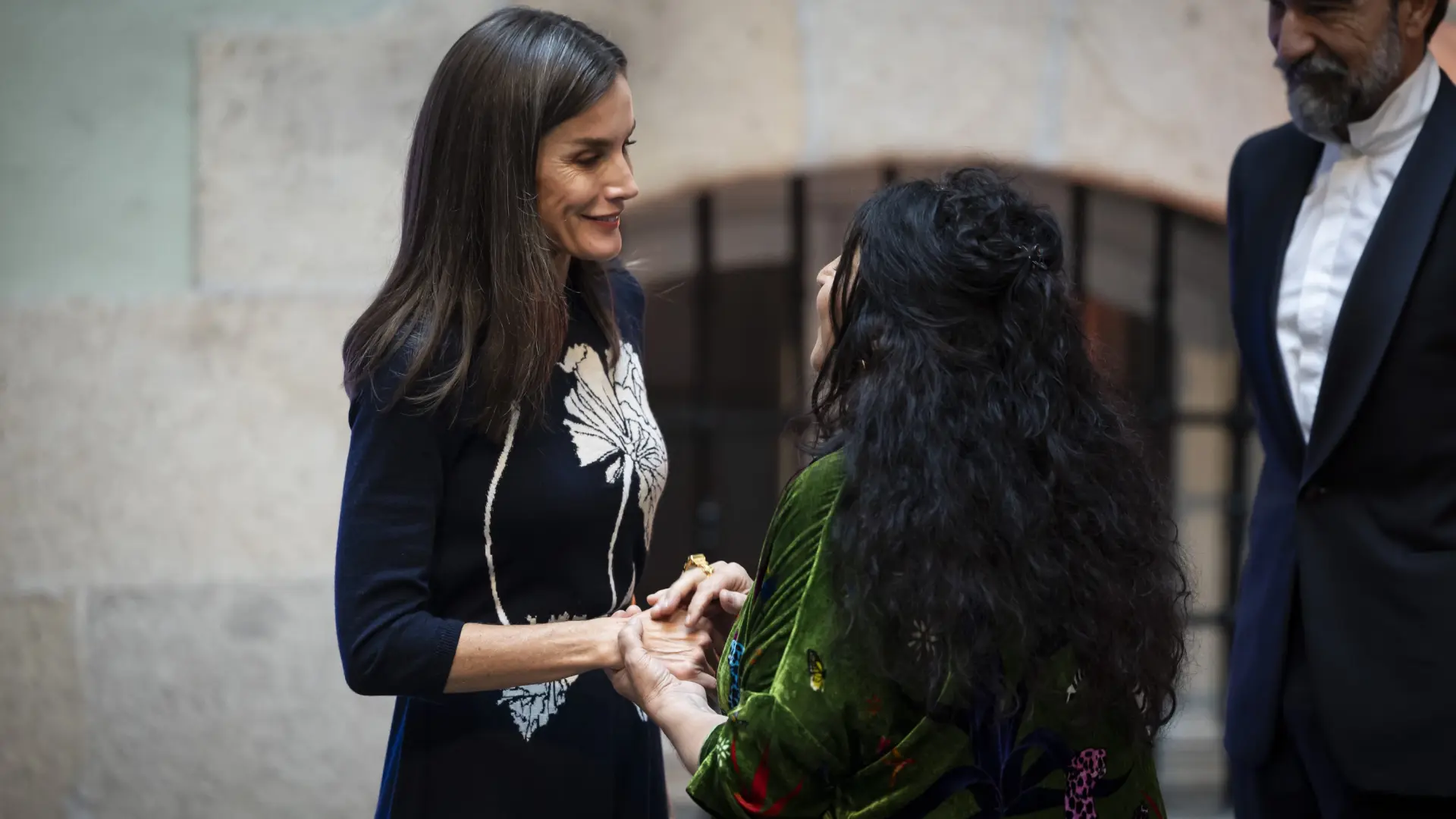 La reina Letizia inaugura la exposición de Lita Cabellut en diálogo con ...
