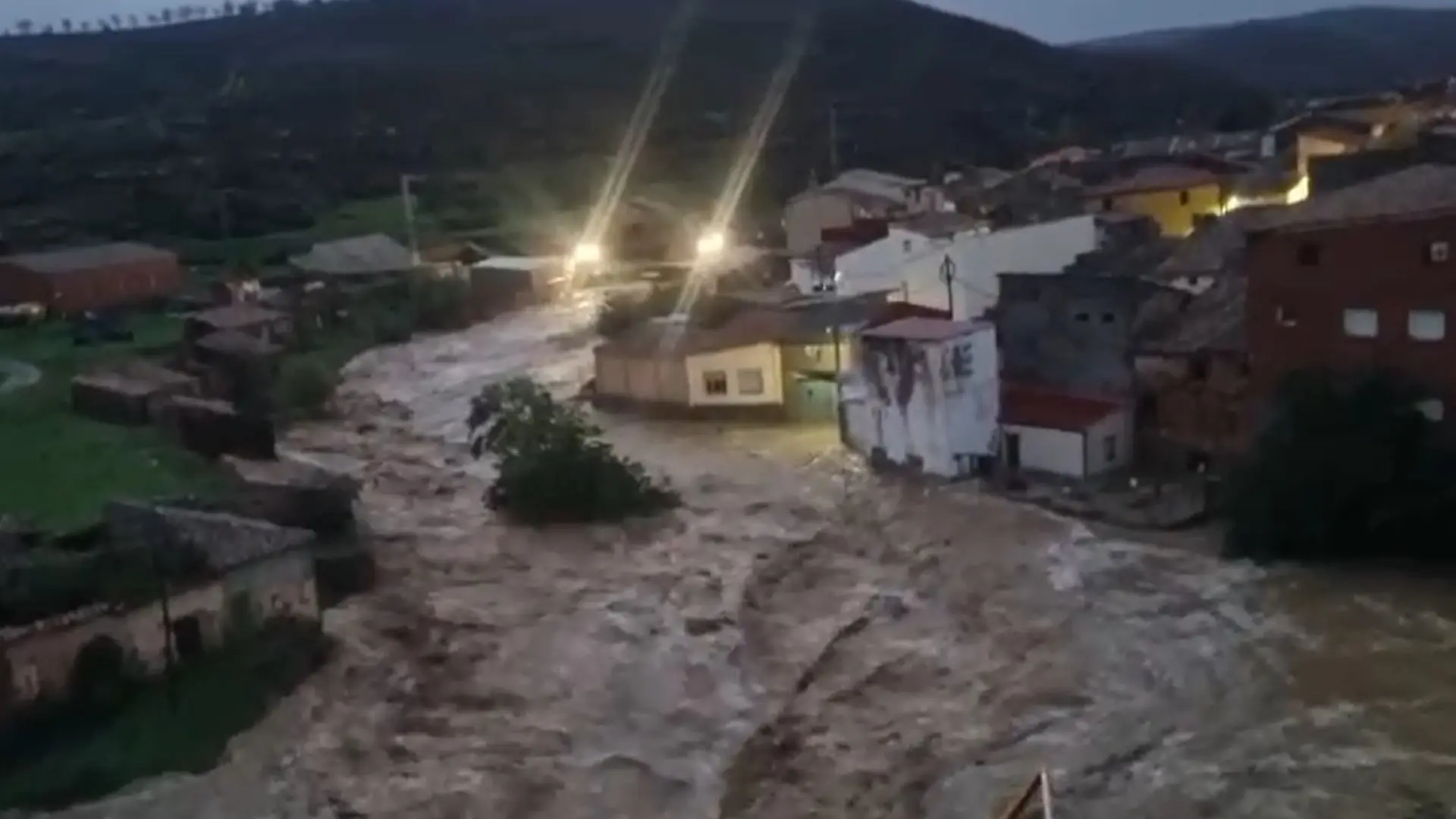 Villar de los Navarros (Zaragoza), aislado, tras desbordarse el río