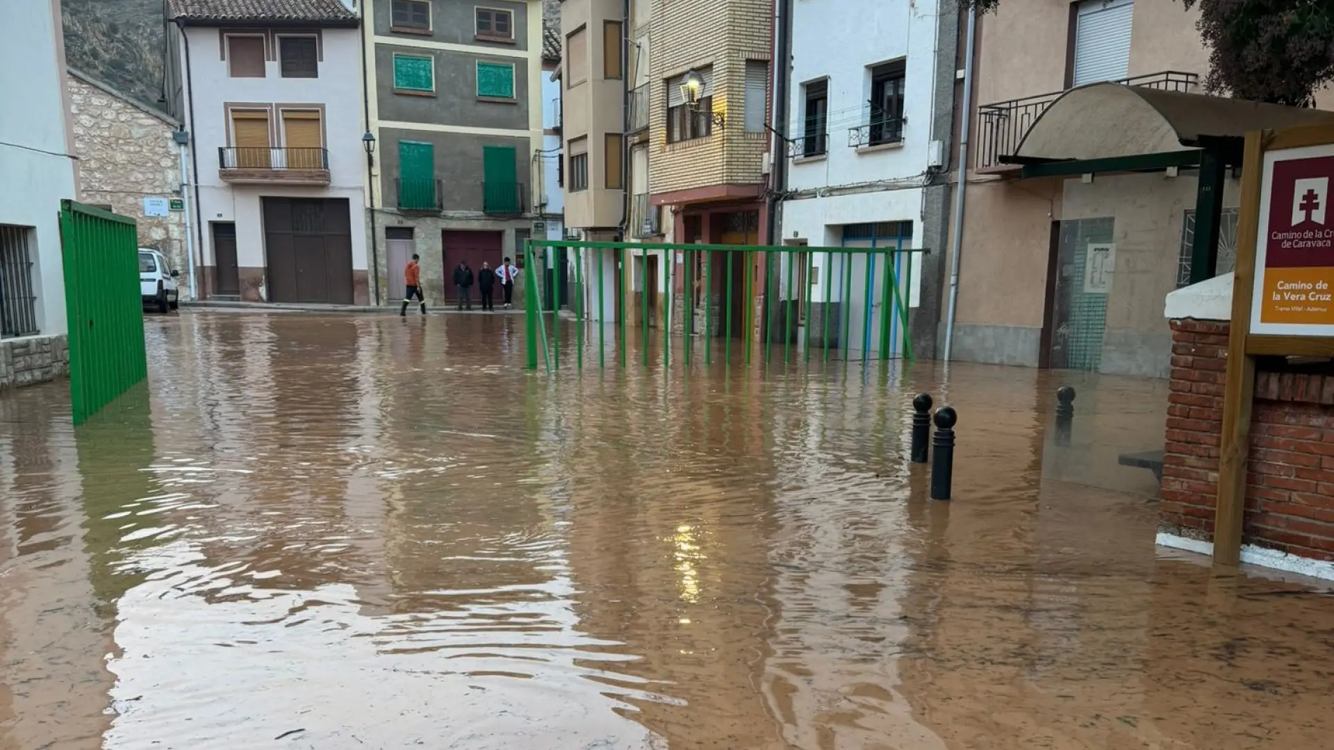 El Turia se ha desbordado a su paso por Libros y el agua alcanza la ...