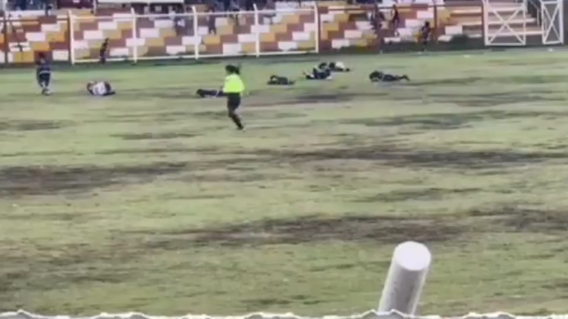 Muere un futbolista y otro queda herido al caerles un rayo durante un partido en Perú