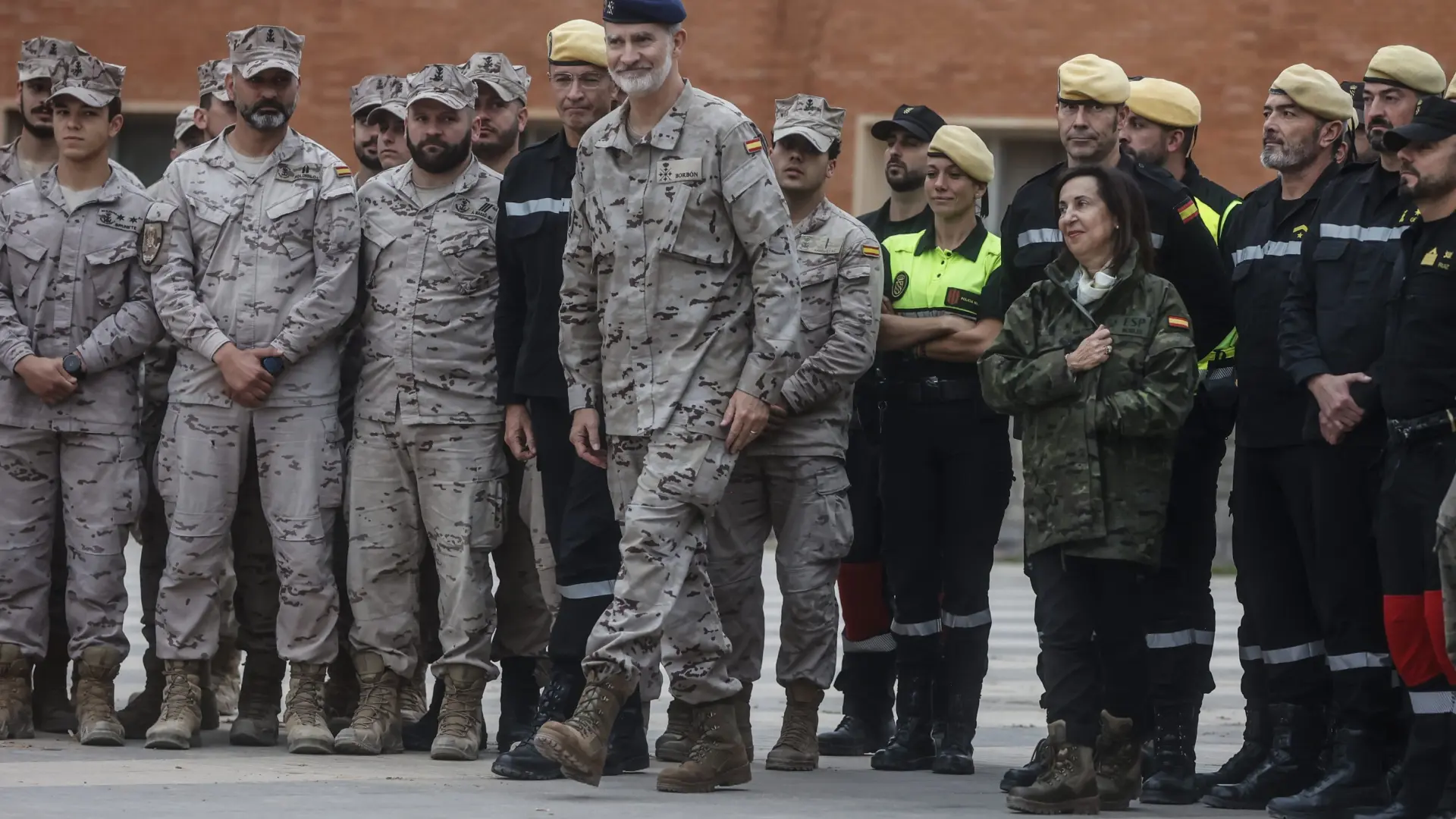 Fotos | El Rey vuelve a Valencia y visita las unidades militares que ...