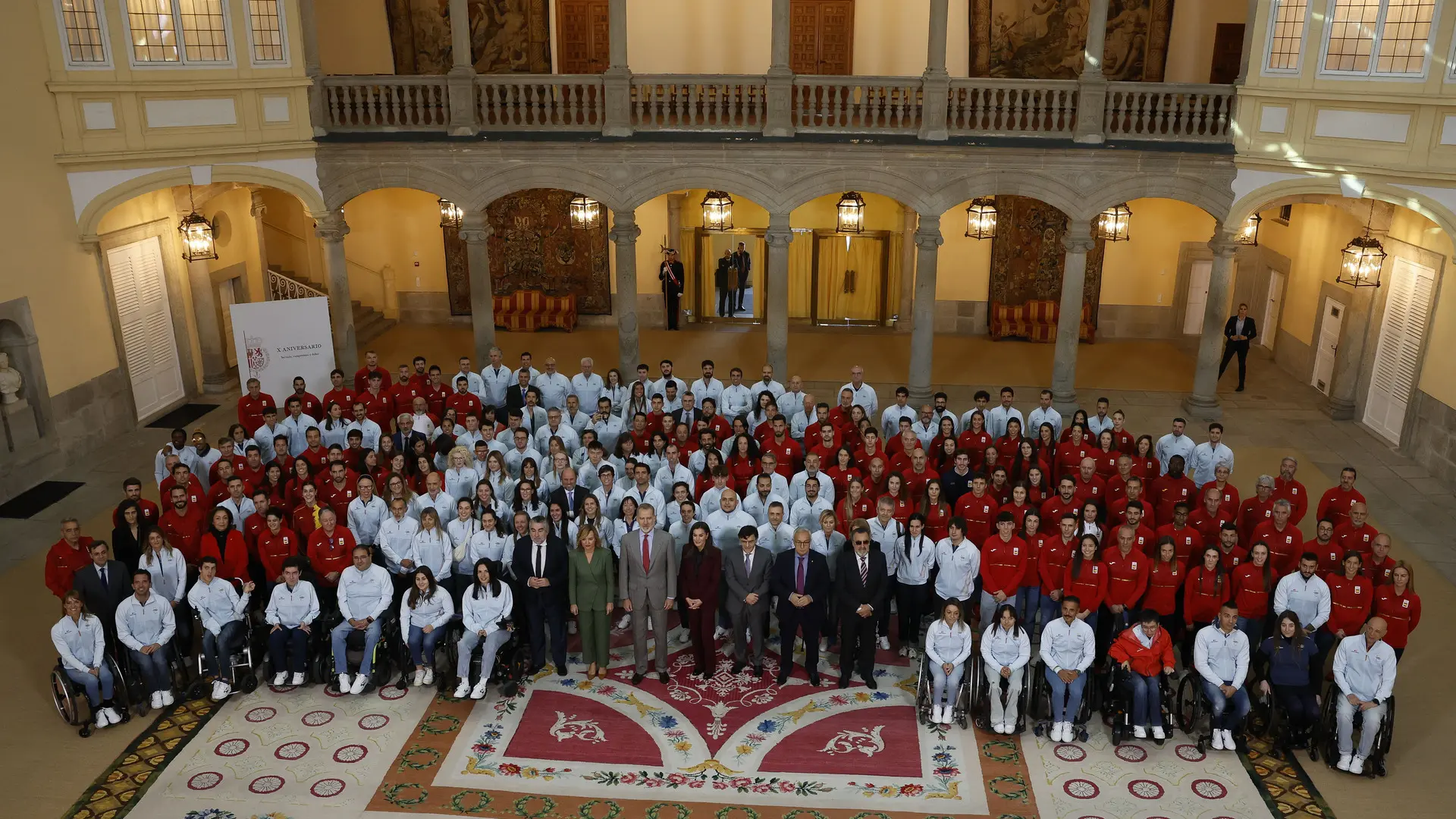 Los reyes reciben a los olímpicos con la DANA en mente: "Hay que ayudar ...