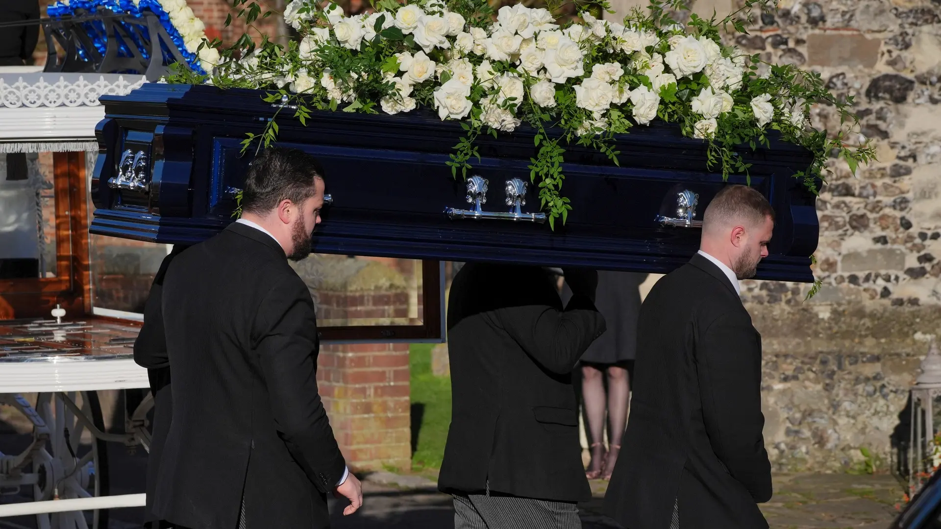 Los integrantes de One Direction se reúnen en público en el funeral de ...