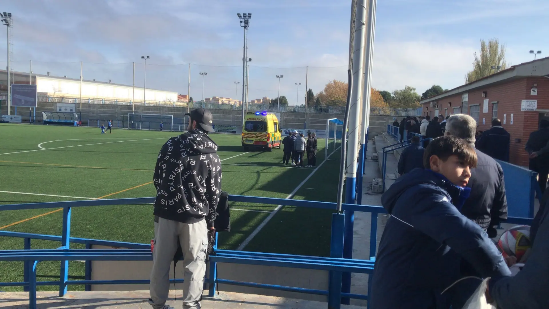 El portero del Giner queda inconsciente tras chocar contra el poste ...