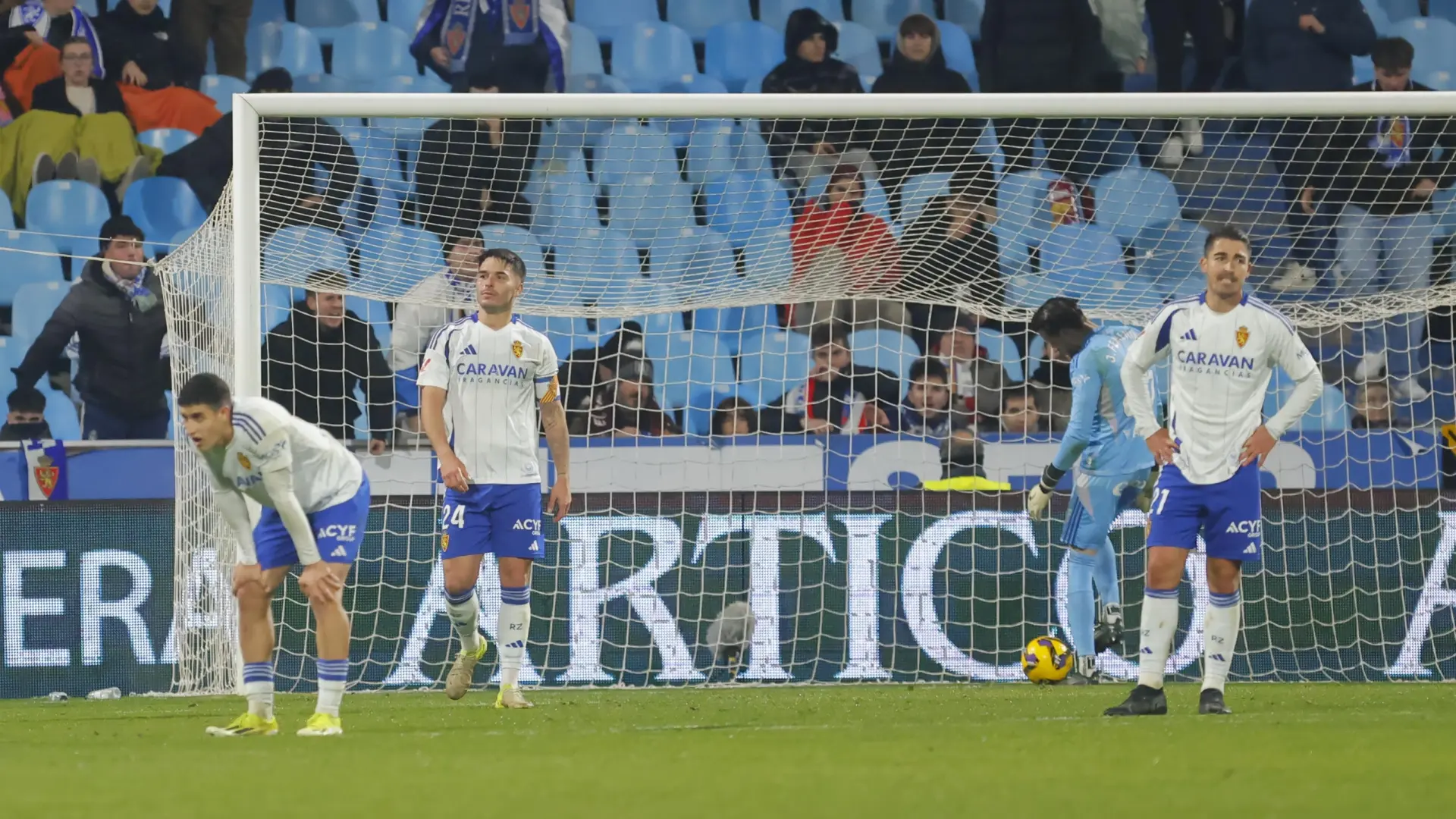 Un Real Zaragoza en ruinas pierde contra el Oviedo (2-3)