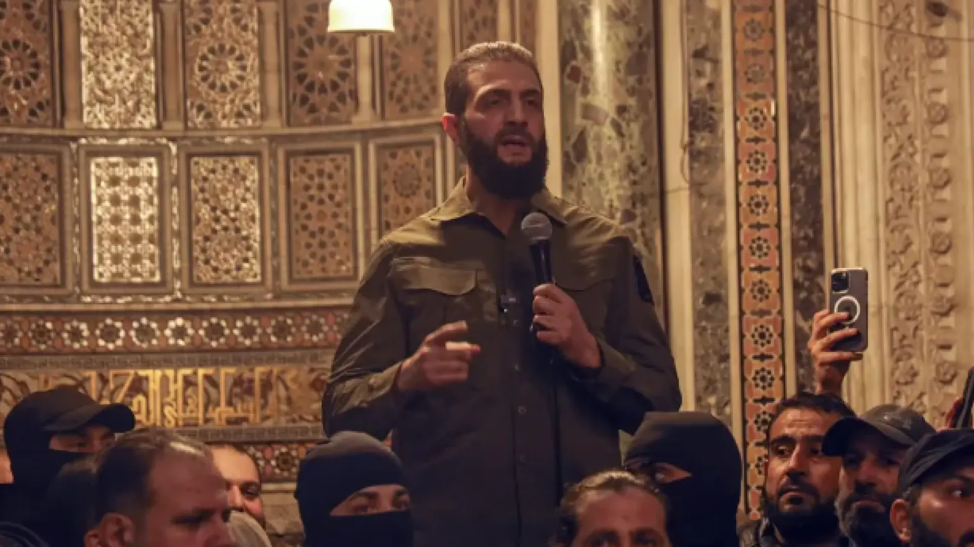 Ahmed al Sharaa dice que Siria no será Afganistán y que las mujeres podrán ir a la universidad