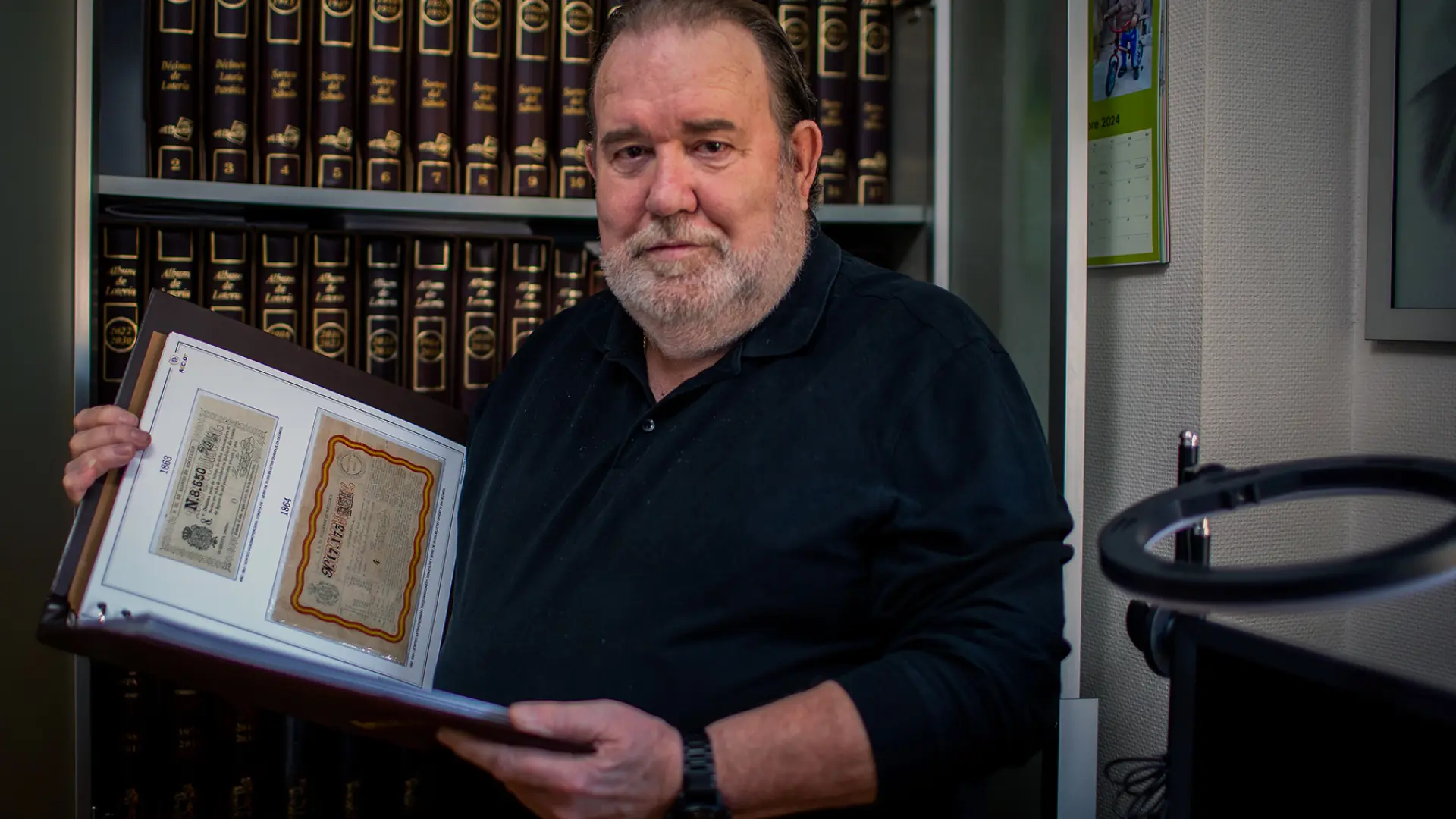 Daniel Alonso, más de medio siglo coleccionando lotería: "De niño cogía ...