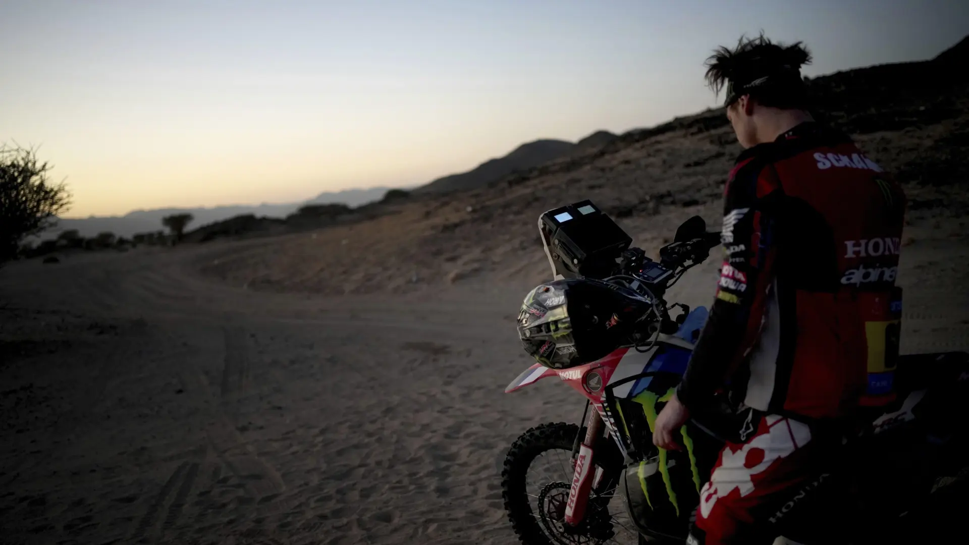 El español Tosha Schareina 'cede' la victoria en motos en la cuarta etapa del Rally Dakar