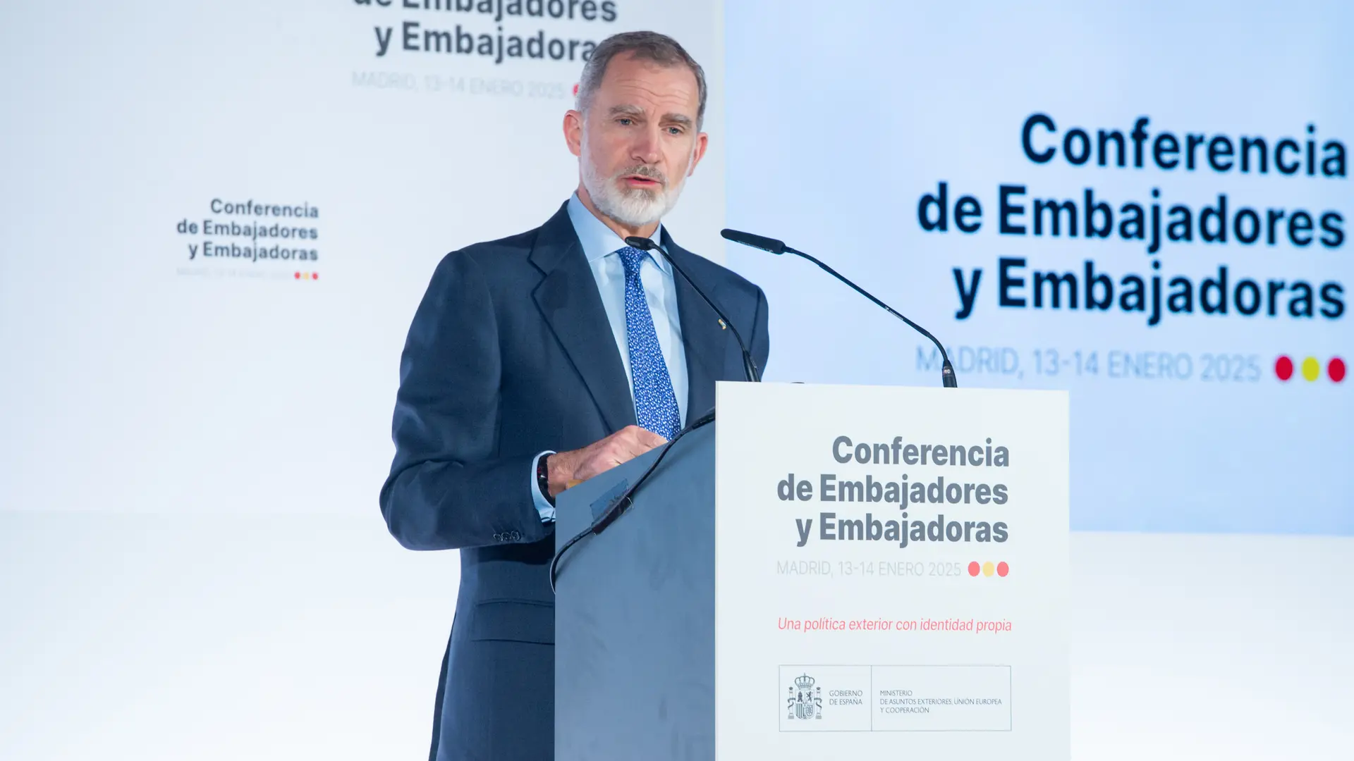 El Rey pide a los embajadores que ofrezcan "una imagen nítida y fiable ...