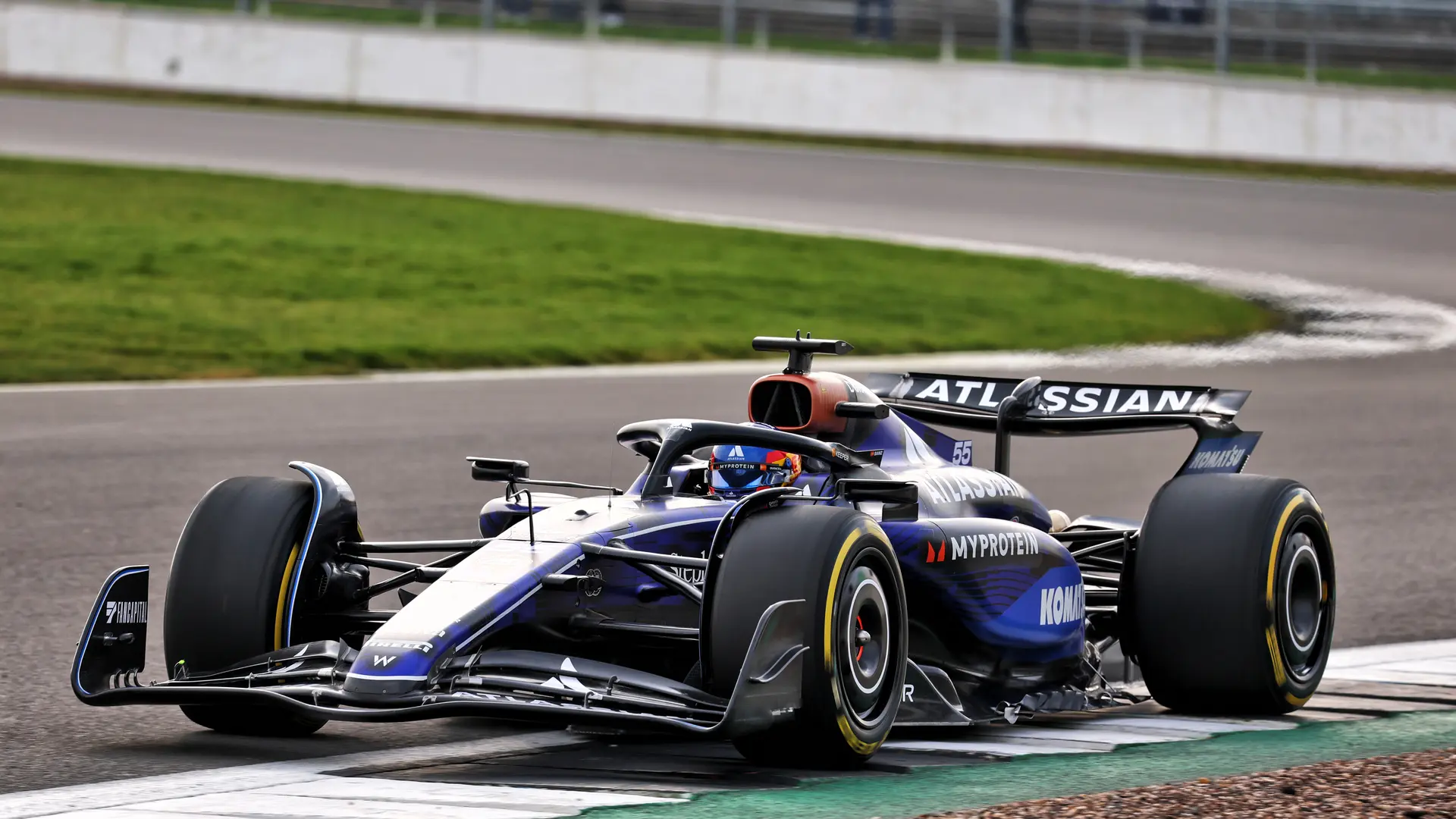 Carlos Sainz estrena en Silverstone el nuevo FW47 de Williams Racing: "Ha ido todo bien"