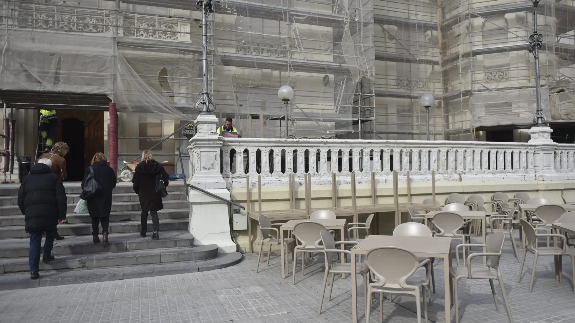 El Café del Arte baja su terraza a la acera por las obras en la fachada ...