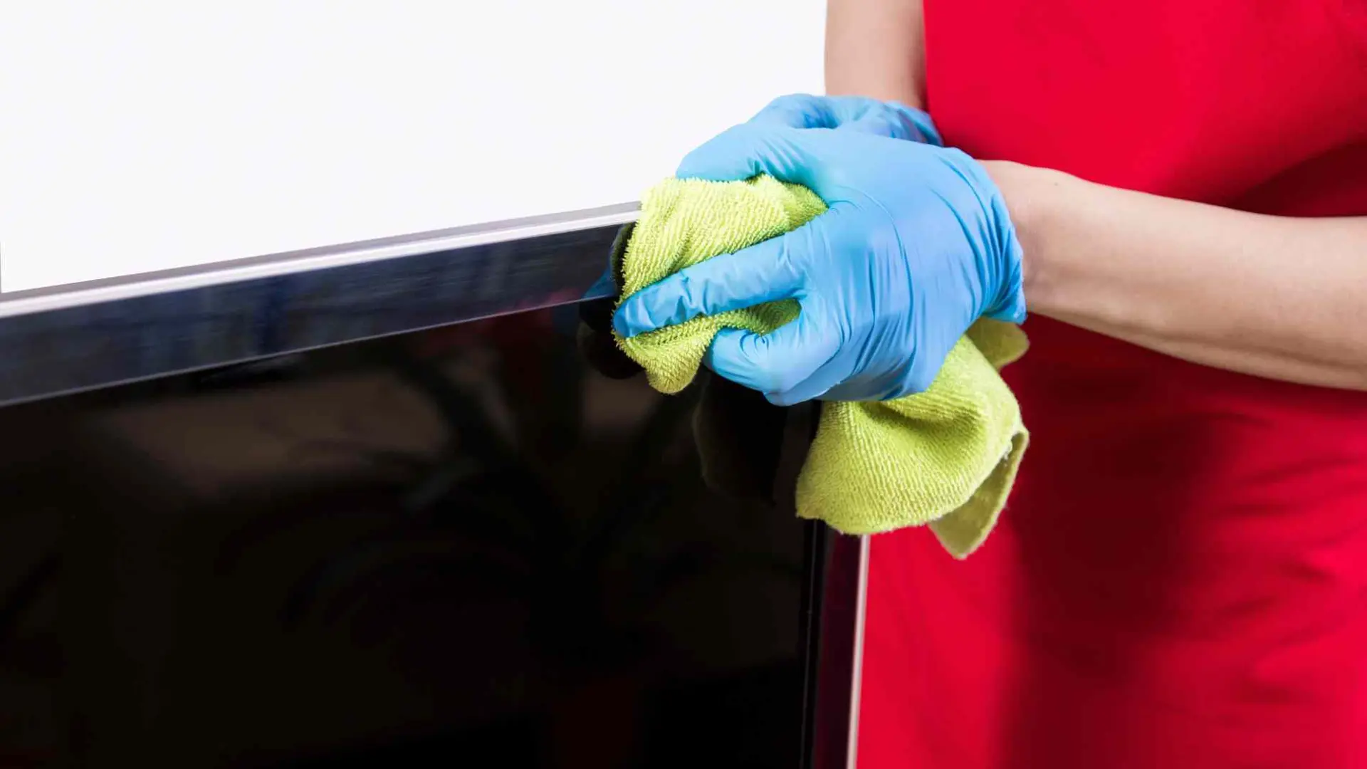 Cómo limpiar la televisión sin dejar marcas: el mejor truco casero