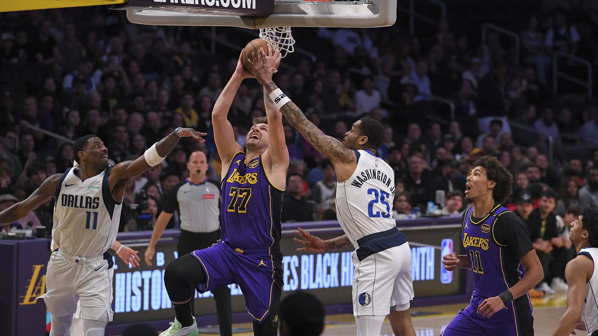 Luka Doncic se venga de su exequipo y logra su primer triple doble con los Lakers