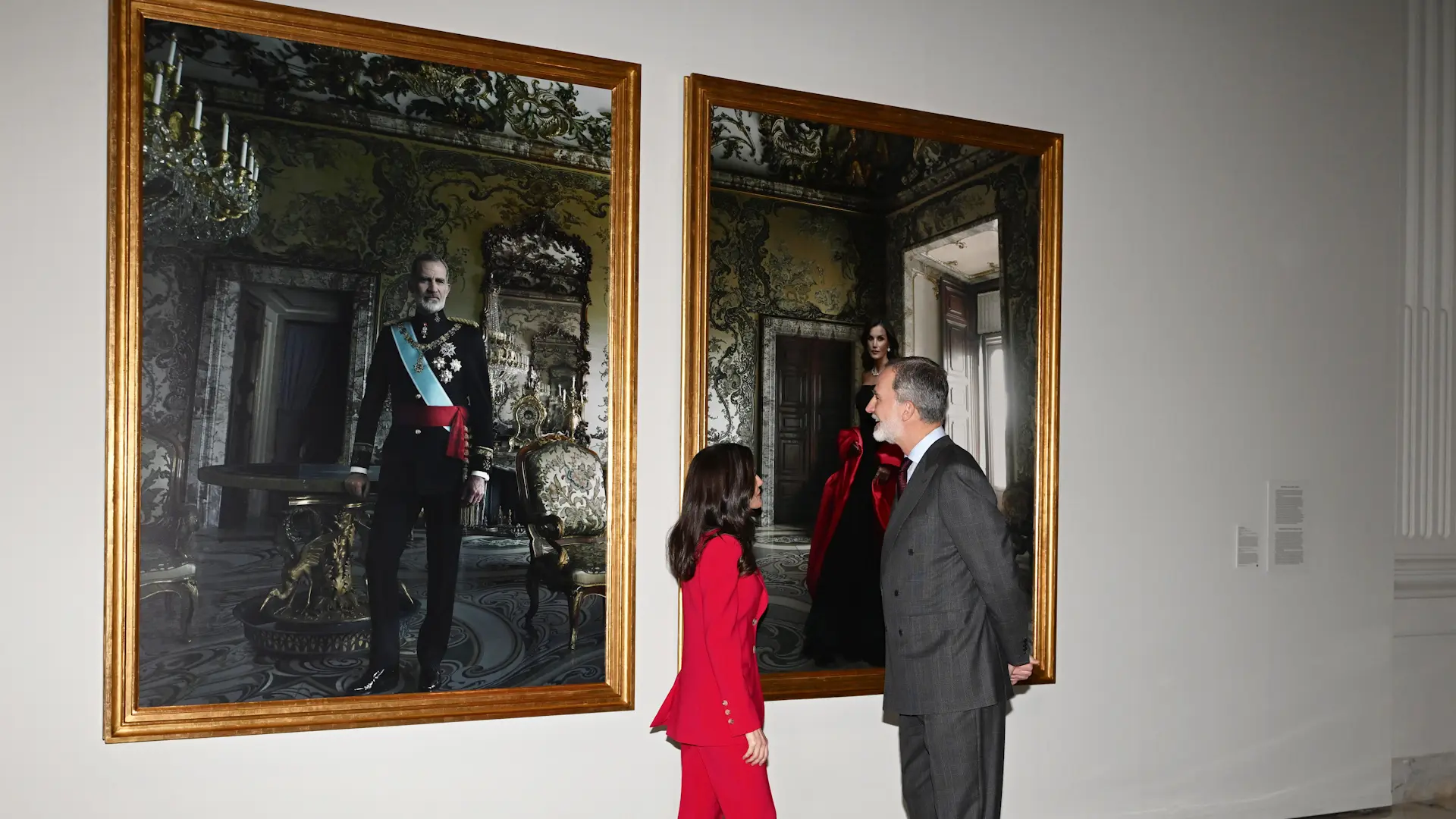 Vídeo | Los reyes Felipe y Letizia visitan sus retratos de Annie Leibovitz