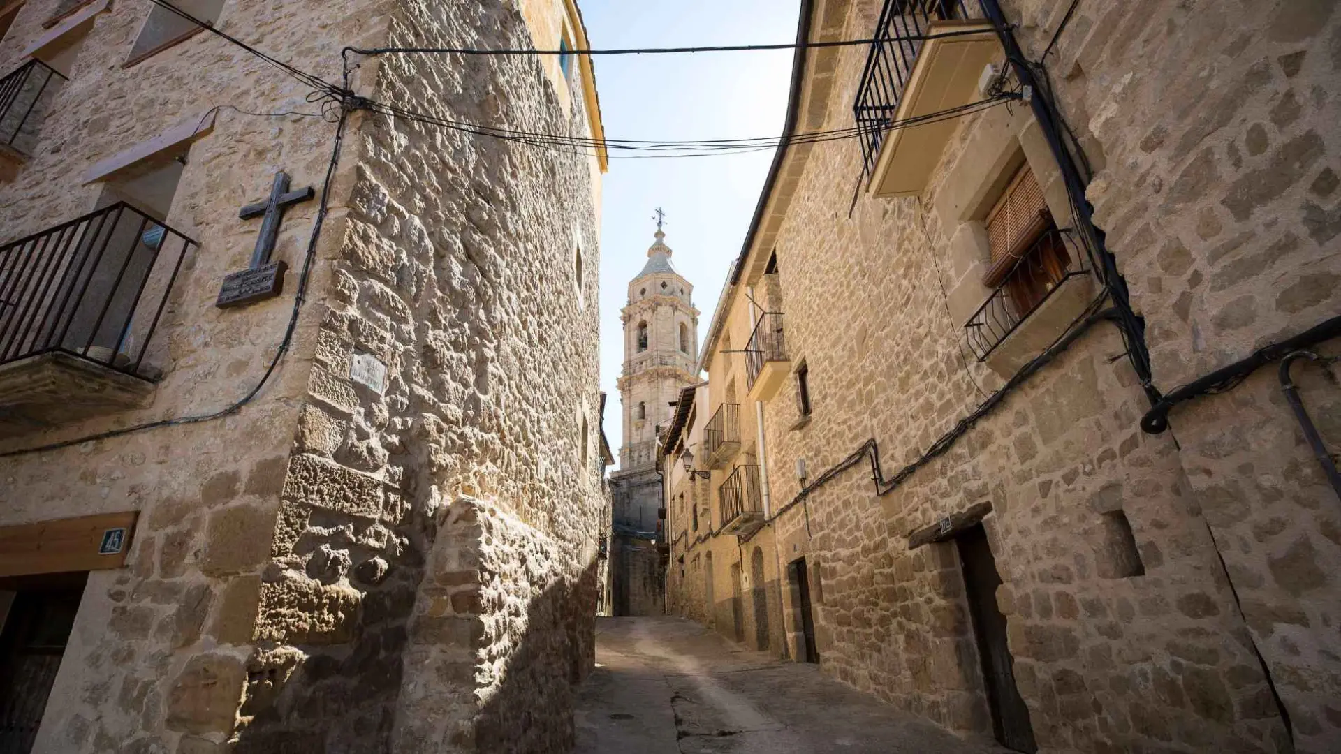 El coqueto pueblo del Matarraña en Teruel con un increíble telón de fondo: vistas a los Puertos ...