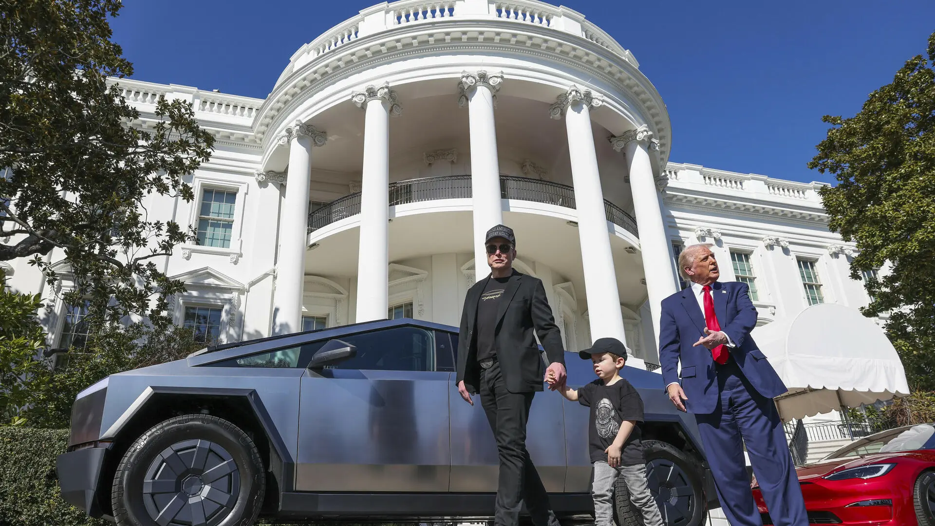 Trump hace de comercial de Tesla en la Casa Blanca junto a Musk y su ...
