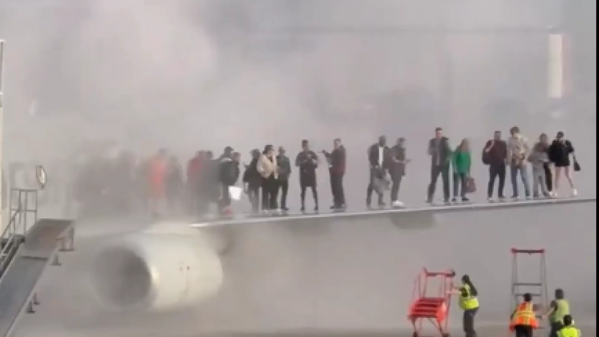 Decenas de pasajeros, evacuados por un incendio en un avión de American Airlines