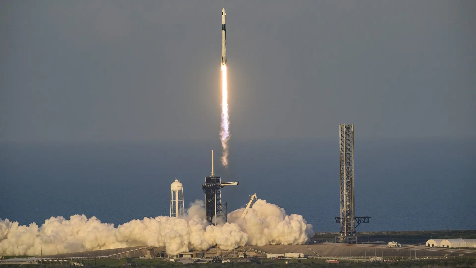 Despega la misión tripulada que allanará el regreso de dos astronautas tras 9 meses en la ...