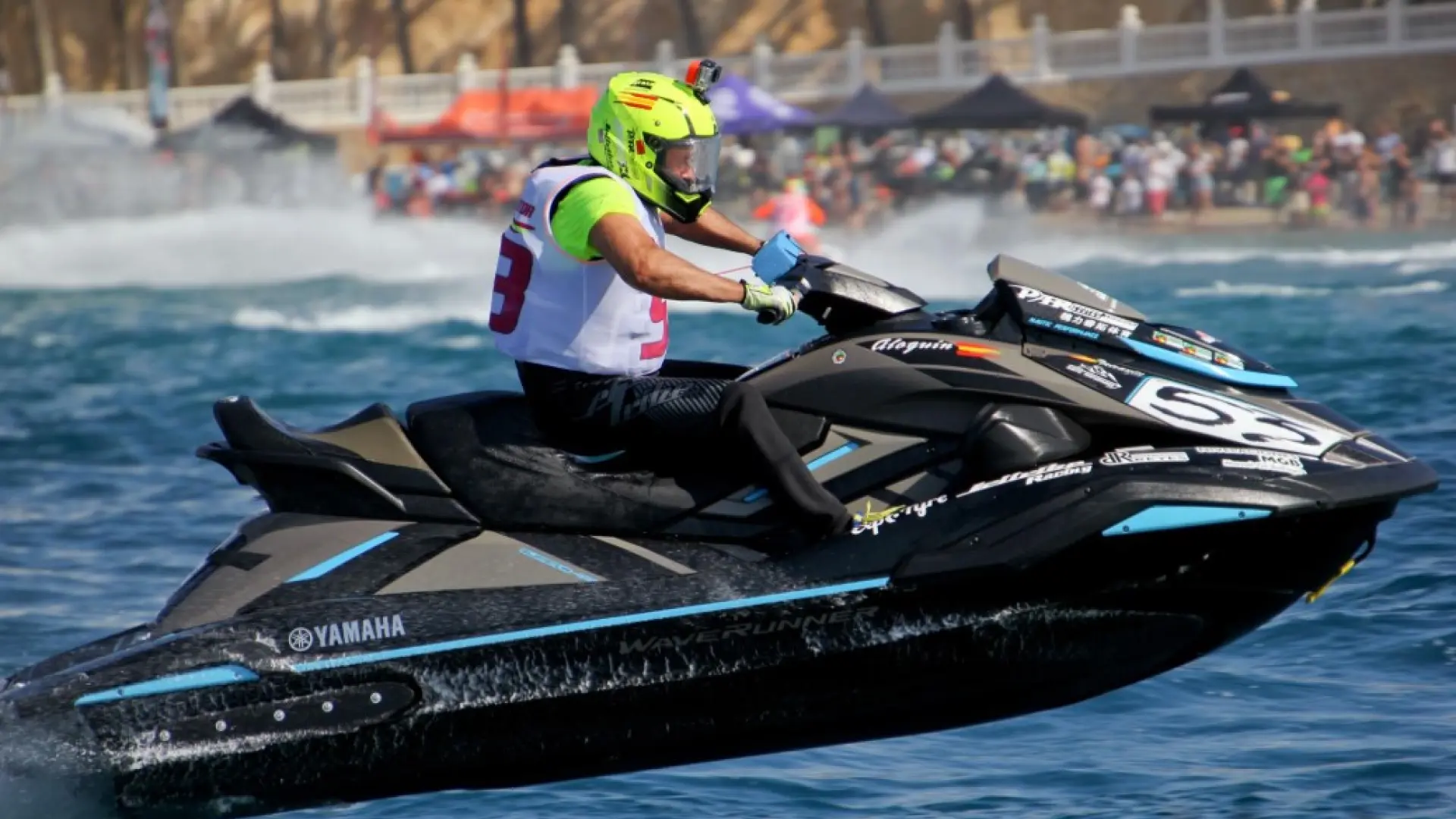 Juan Aloguín celebra 40 temporadas a lomos de una moto de agua con un ...