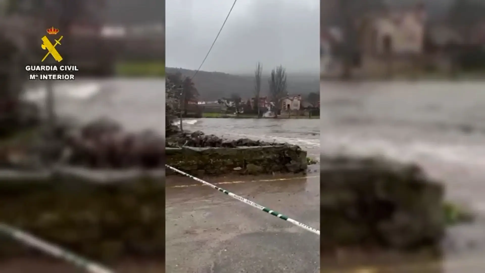 El río Alberche se desborda a su paso por Navaluenga (Ávila)