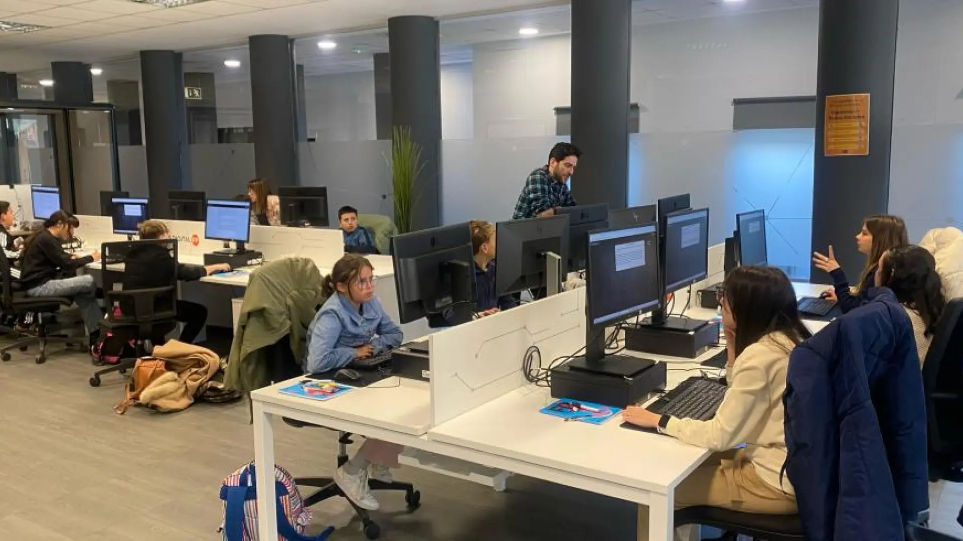 Cientos de alumnos de Aragón participan en un 'hackaton' para prevenir el abuso sexual en redes