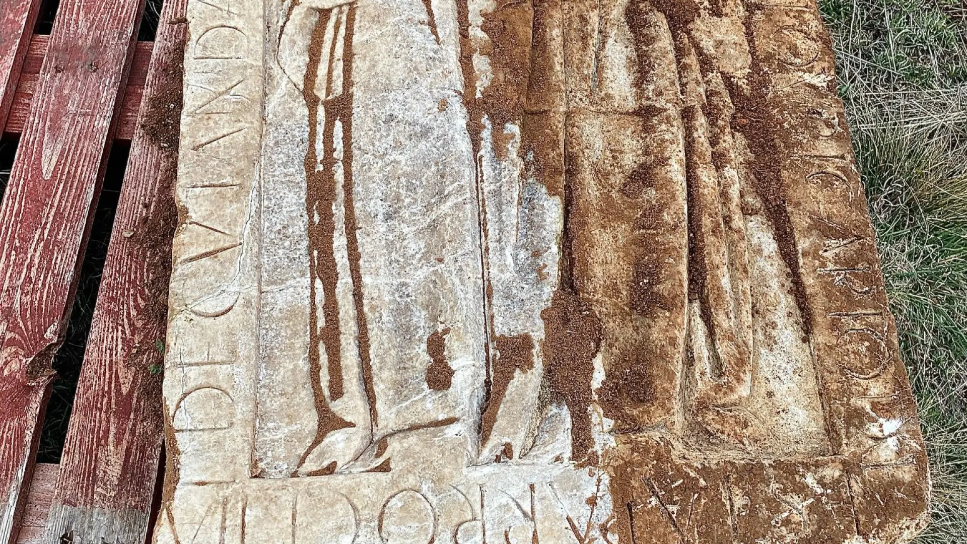 Cutanda rescata una lápida gótica de su iglesia tras pasar décadas en ...