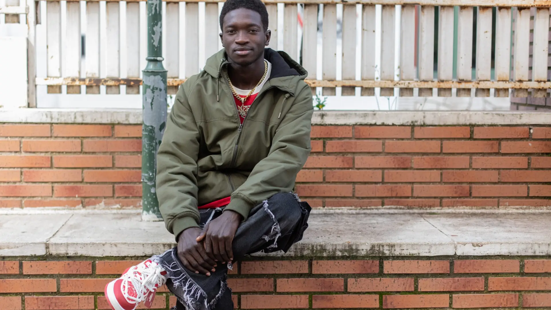 Chekh, un joven senegalés que llegó en cayuco a Canarias y ahora vive ...