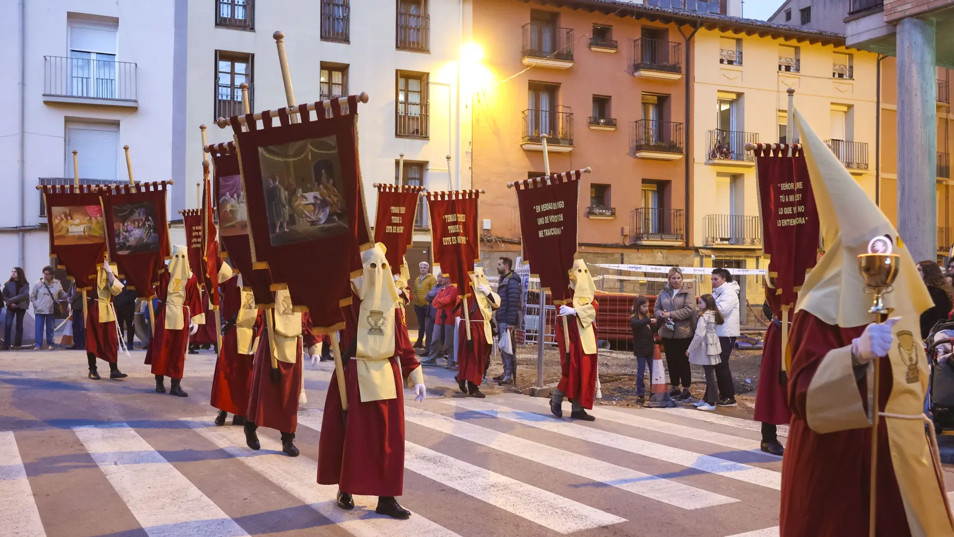El Cenáculo se desquita en un desfile novedoso por las obras del Coso ...