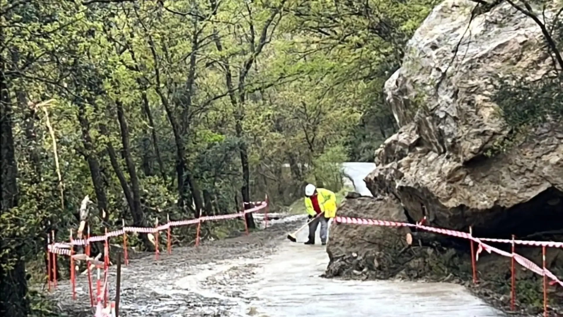 Abierto el acceso al templo budista de Panillo donde cayó una roca de ...