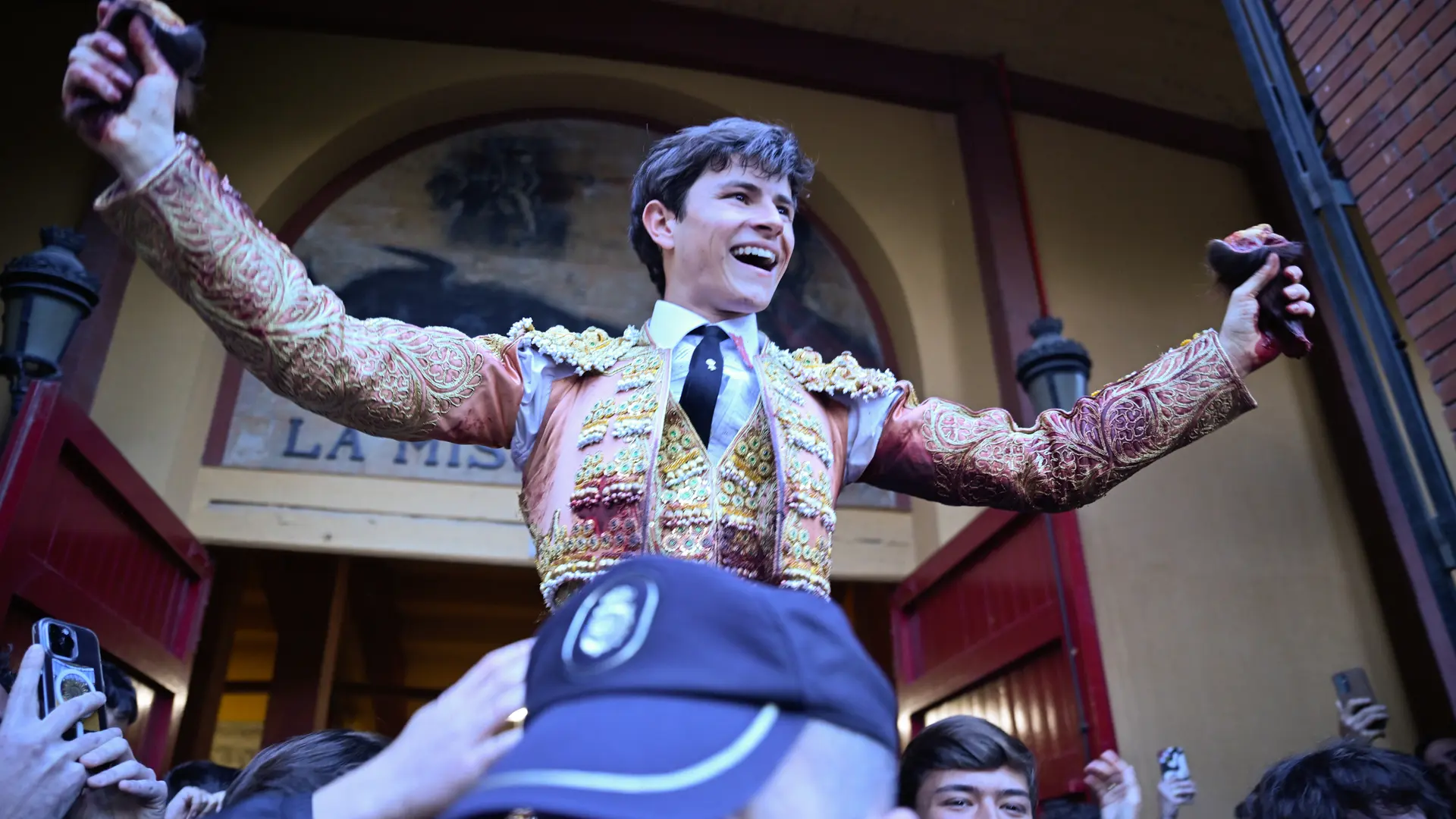 Aarón Palacio, con tres orejas, se lleva el tenso mano a mano de ...