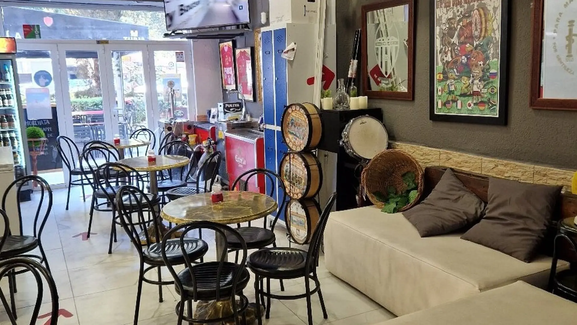 Así es el bar que abrió Manolo el del Bombo: escudos futboleros ...