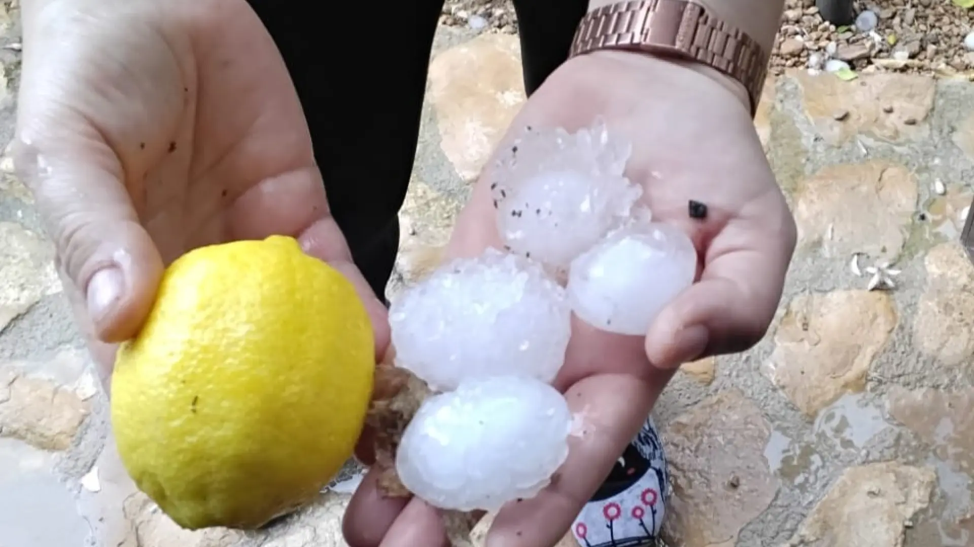 El granizo abolla coches y rompe tejados en Valderrobres y Cretas