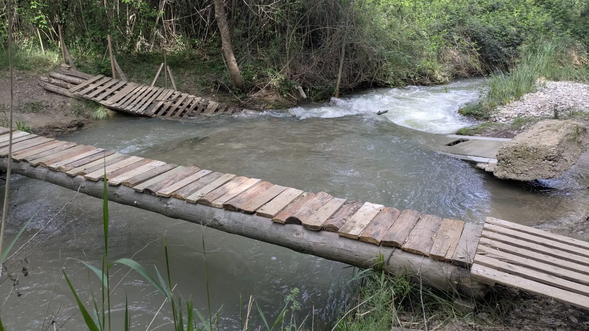 Un anónimo construye un puente para cruzar el Isuela en Huesca ante su ...