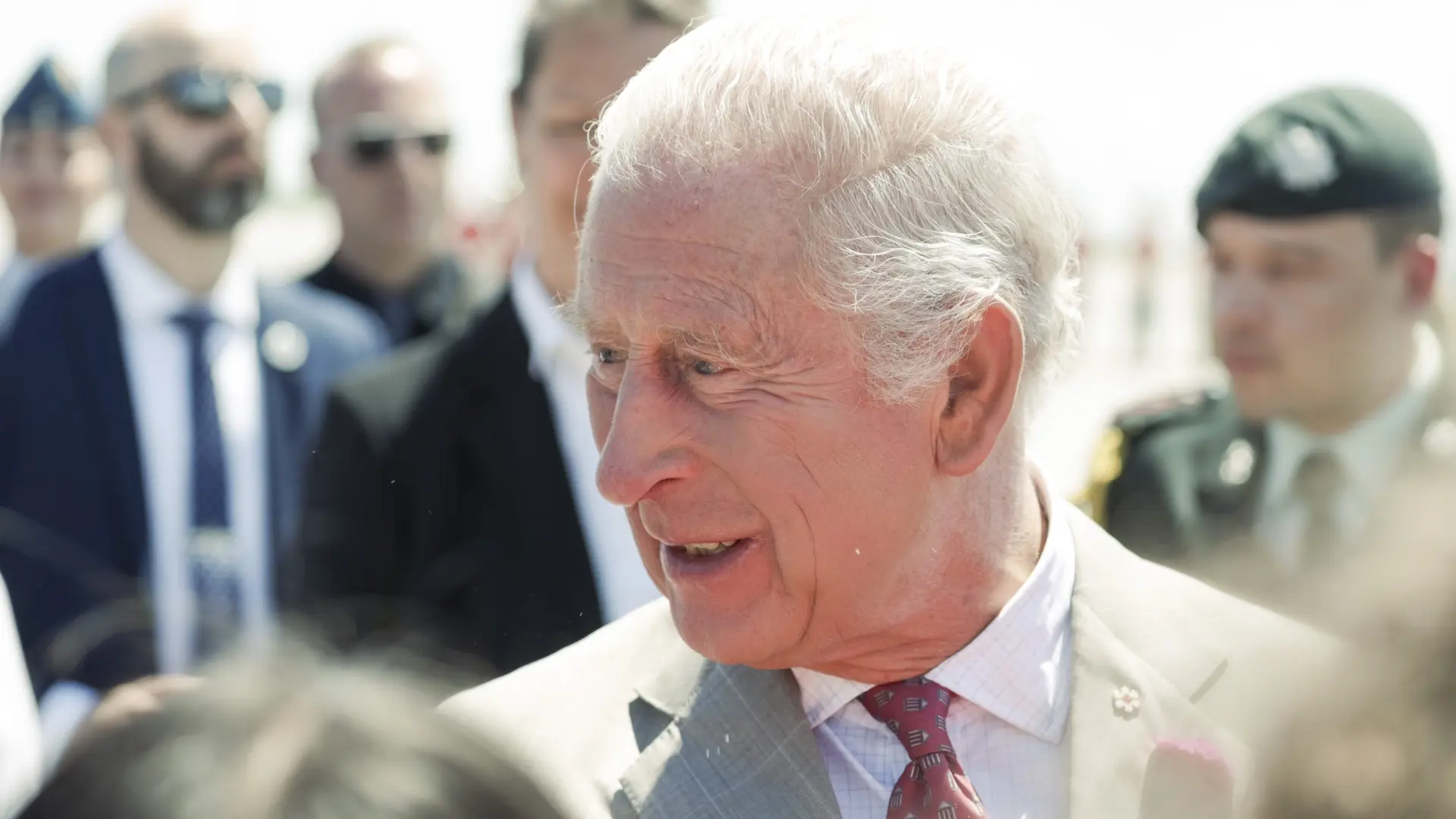 Primer paso para el reencuentro entre Carlos III y su hijo Harry