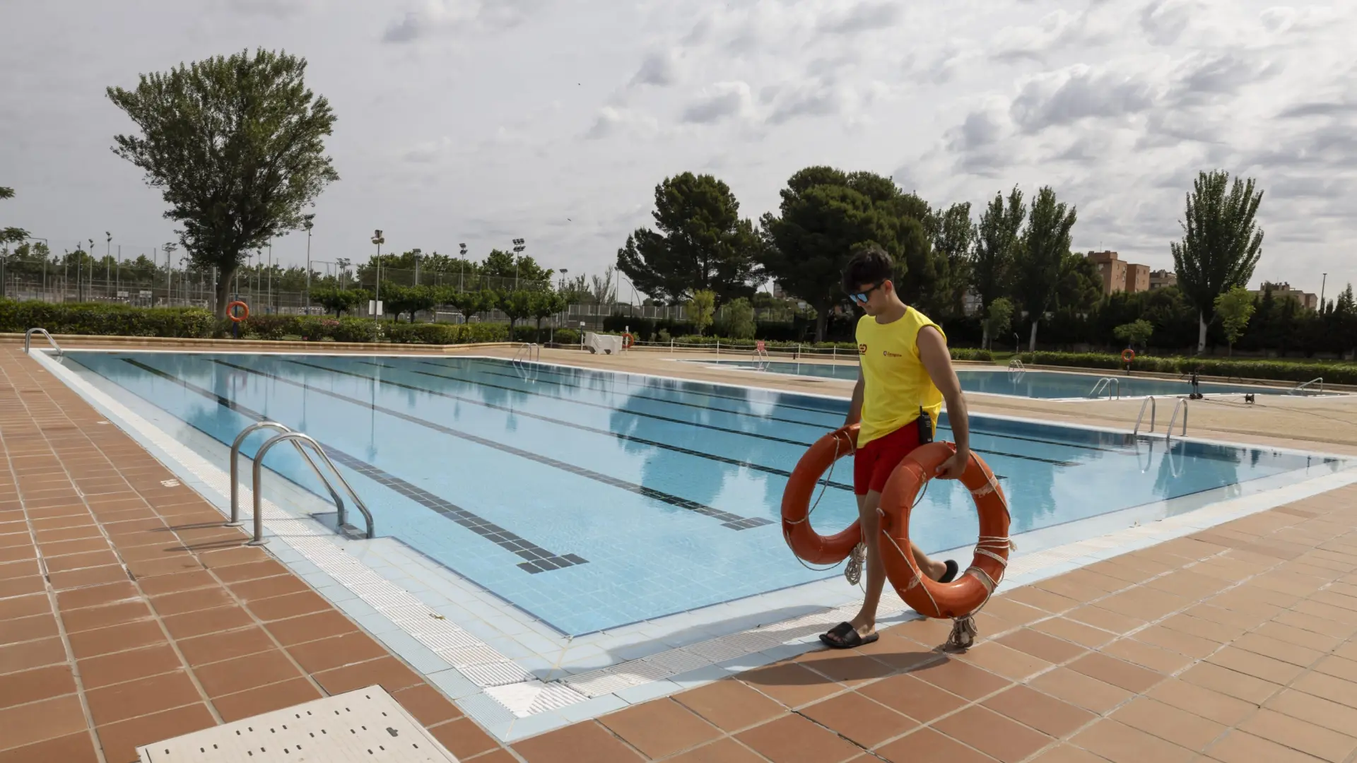 Las piscinas de Zaragoza superan los 6.000 abonados a dos días de su ...