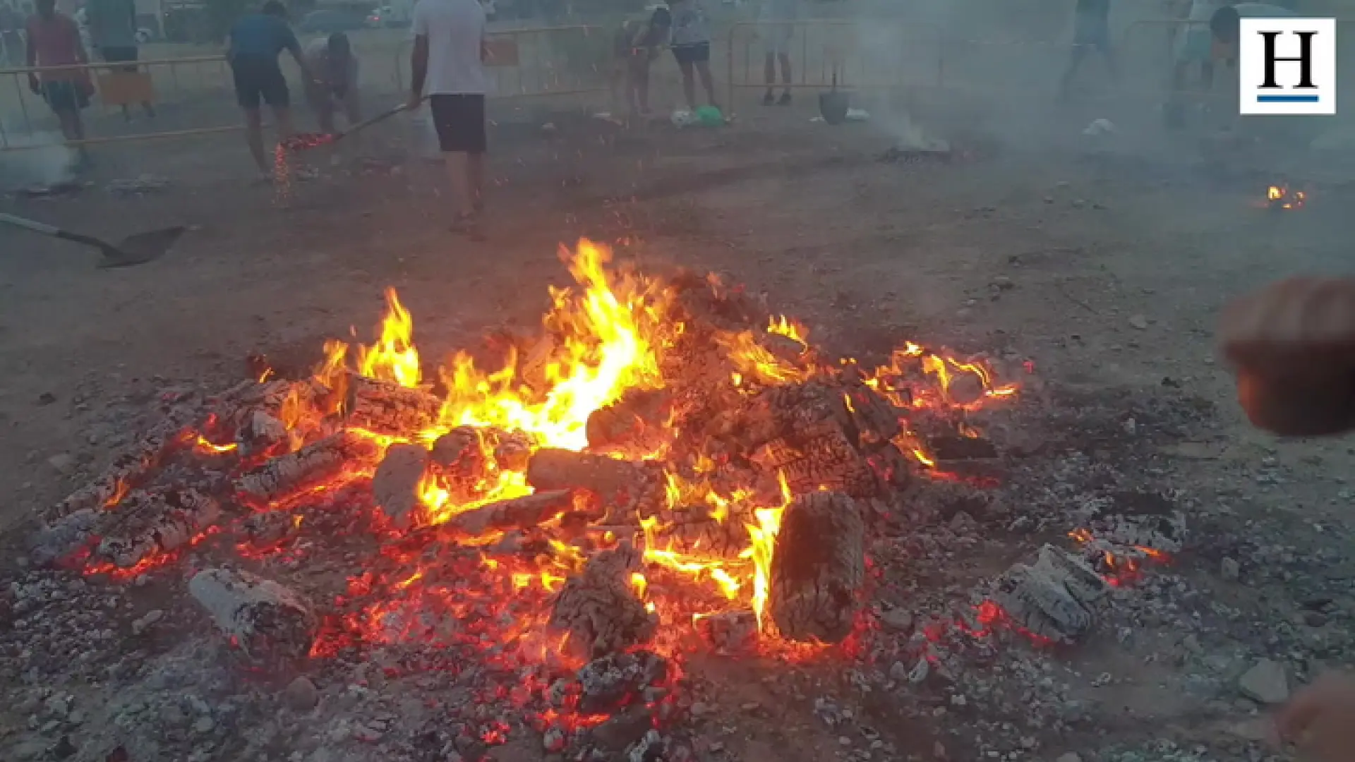 Zaragoza enciende las hogueras de San Juan 2025
