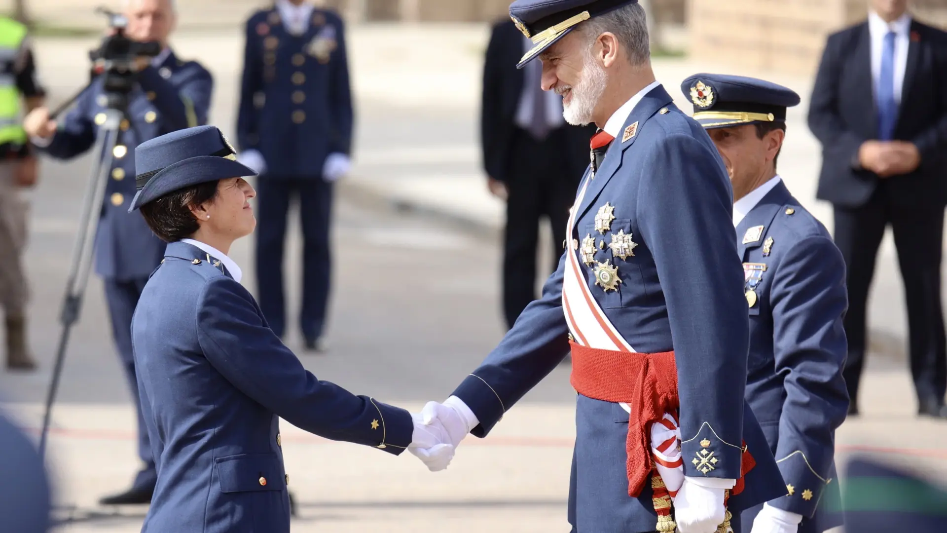 El Rey preside la entrega de despachos en la Academia General del Aire de San Javier a 124 ...
