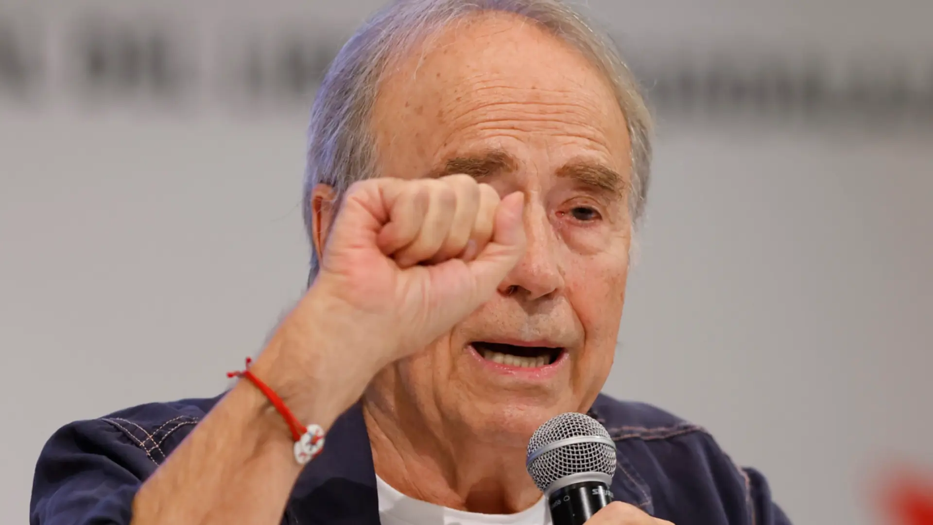 El enfado y la espantada de Joan Manuel Serrat en un acto: "Es imposible con este alboroto"