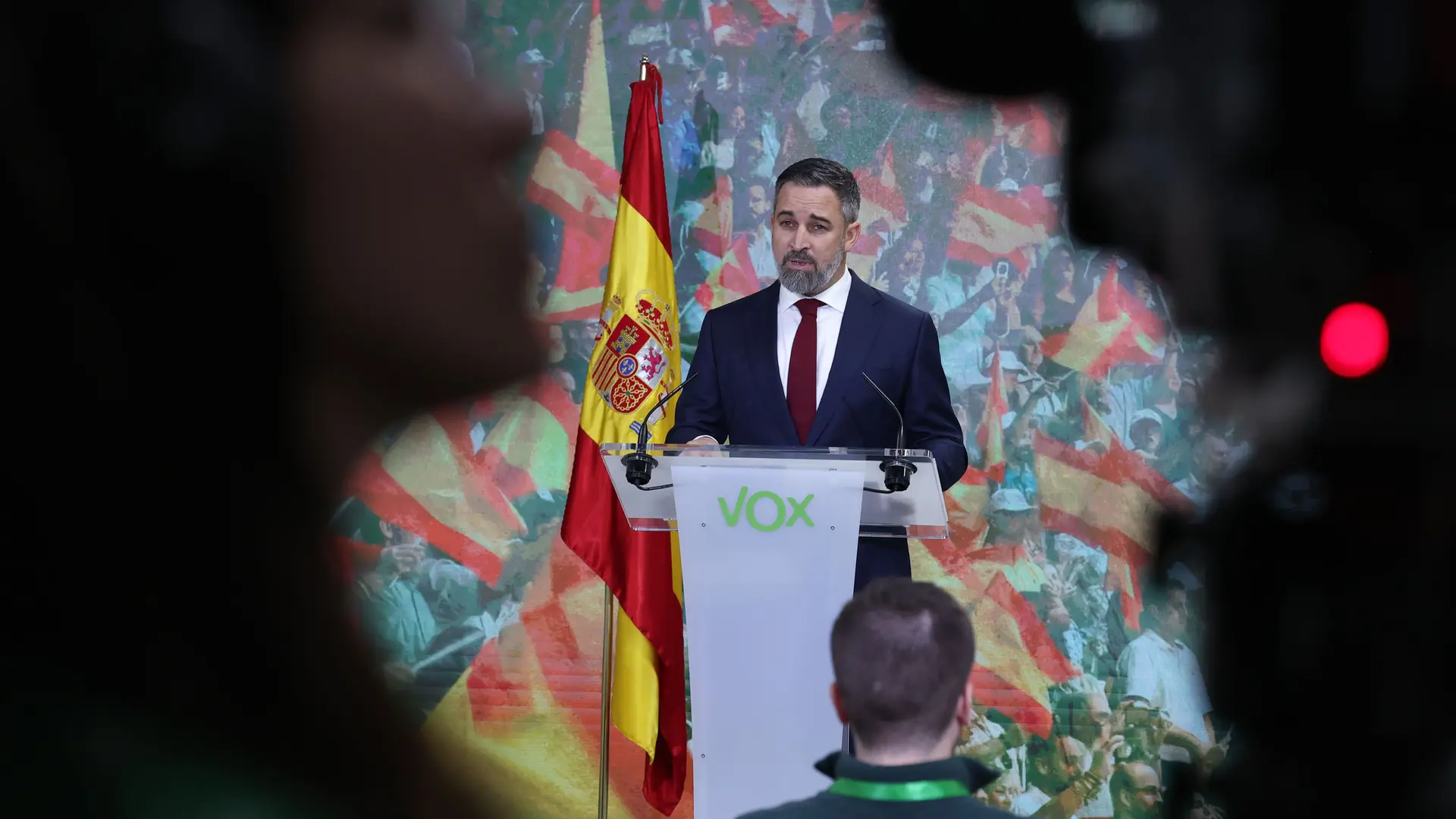 Vox carga contra el Gobierno y el PP mientras hace equilibrios entre ...