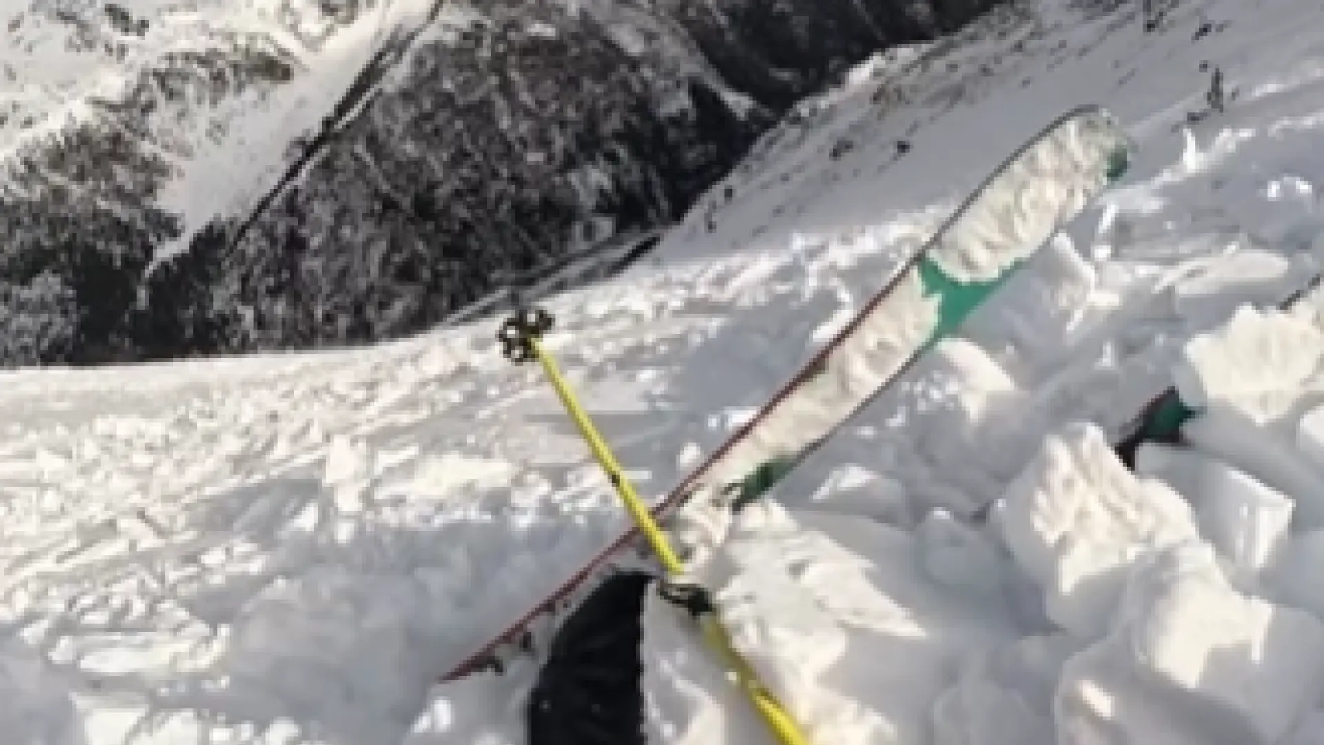 El escalofriante vídeo de una esquiadora española arrastrada por un ...