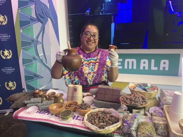 Los colores de Guatemala brillan en el manto de la Virgen del Pilar ...