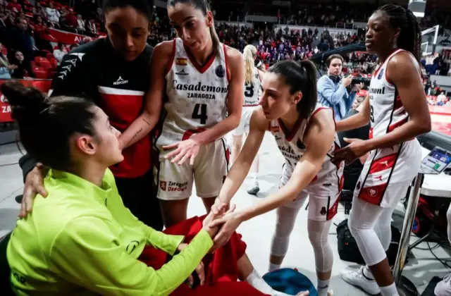 La ovación de todo el Casademont Zaragoza a María Conde, lesionada en ...