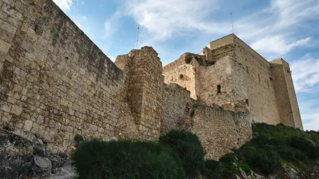El majestuoso castillo que domina un valle a un paso de Aragón con ...