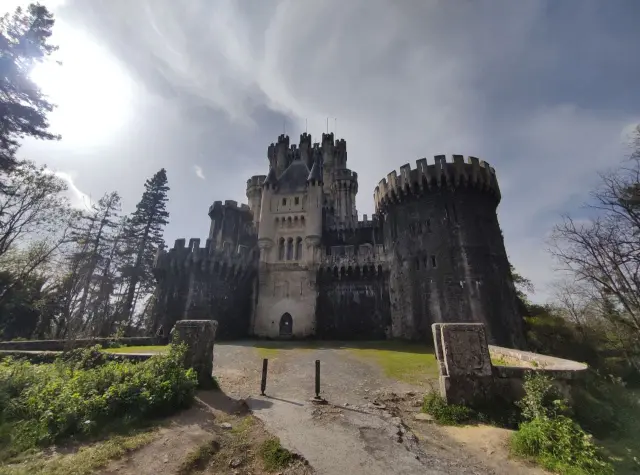 Uno de los castillos más bonitos de Europa está muy cerca de Aragón ...