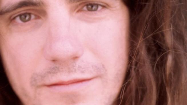 Alejandro Simón viaja de la oscuridad a la luz en una novela de amor ...