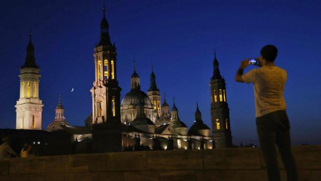 La basílica del Pilar vuelve a iluminarse