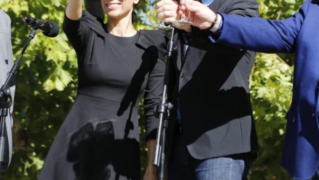 La pareja de actores Itziar Miranda y Nacho Rubio brindan con 300 ...