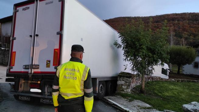 Pasa 24 horas en su camión atascado en un pueblo de Navarra por un ...