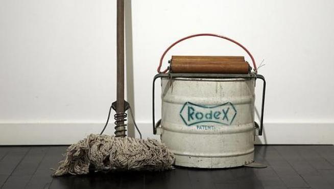 La primera fregona 'Fregasuelos' de Manuel Jalón se vende por 500 euros ...