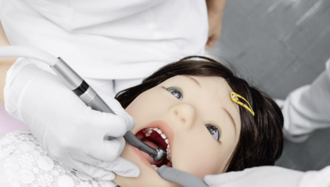 Fabrican un robot humanoide que simula el comportamiento de un niño en ...